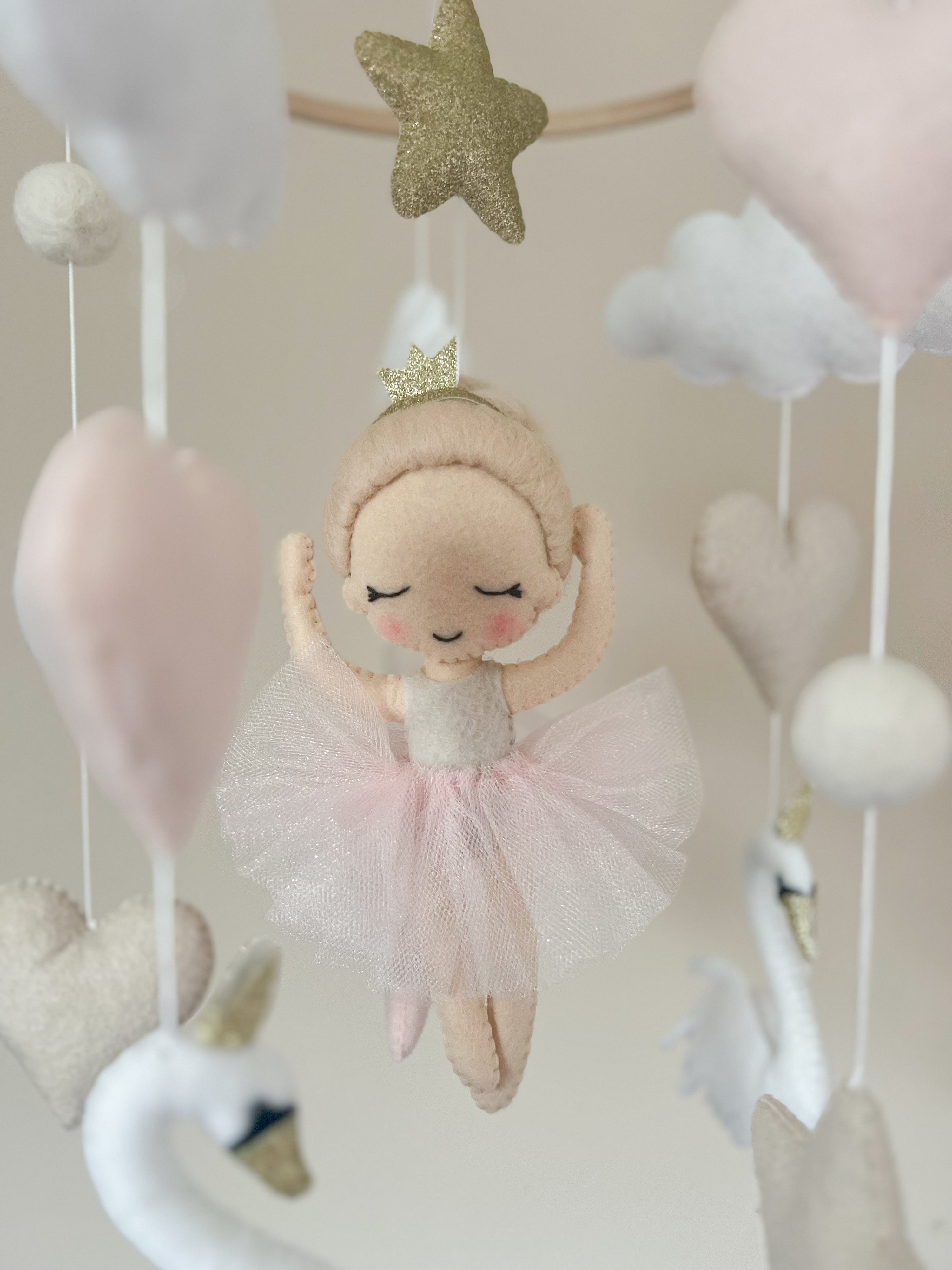 Mobilé „Ballerina“ mit Schwänen in rosa
