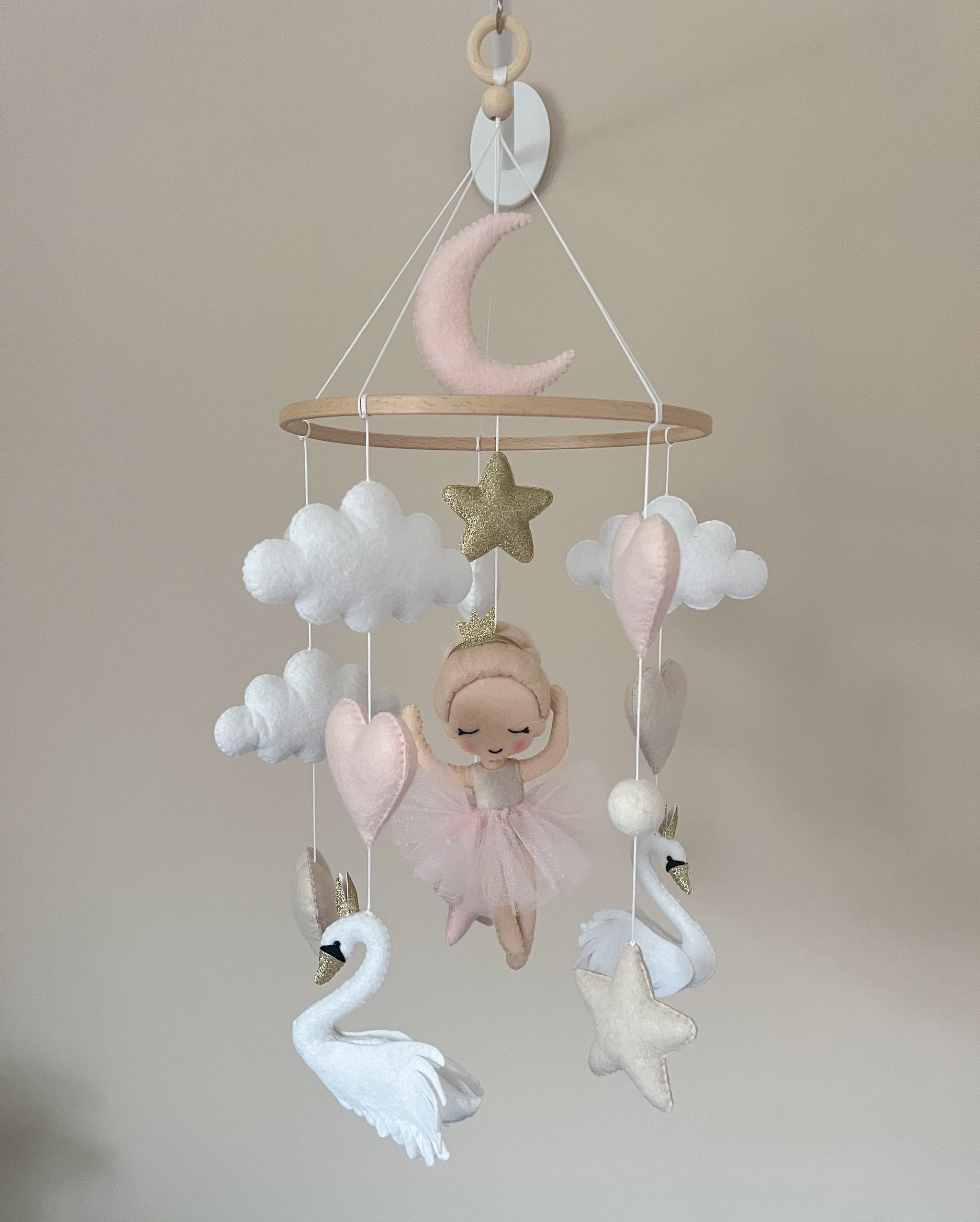 Mobilé „Ballerina“ mit Schwänen in rosa
