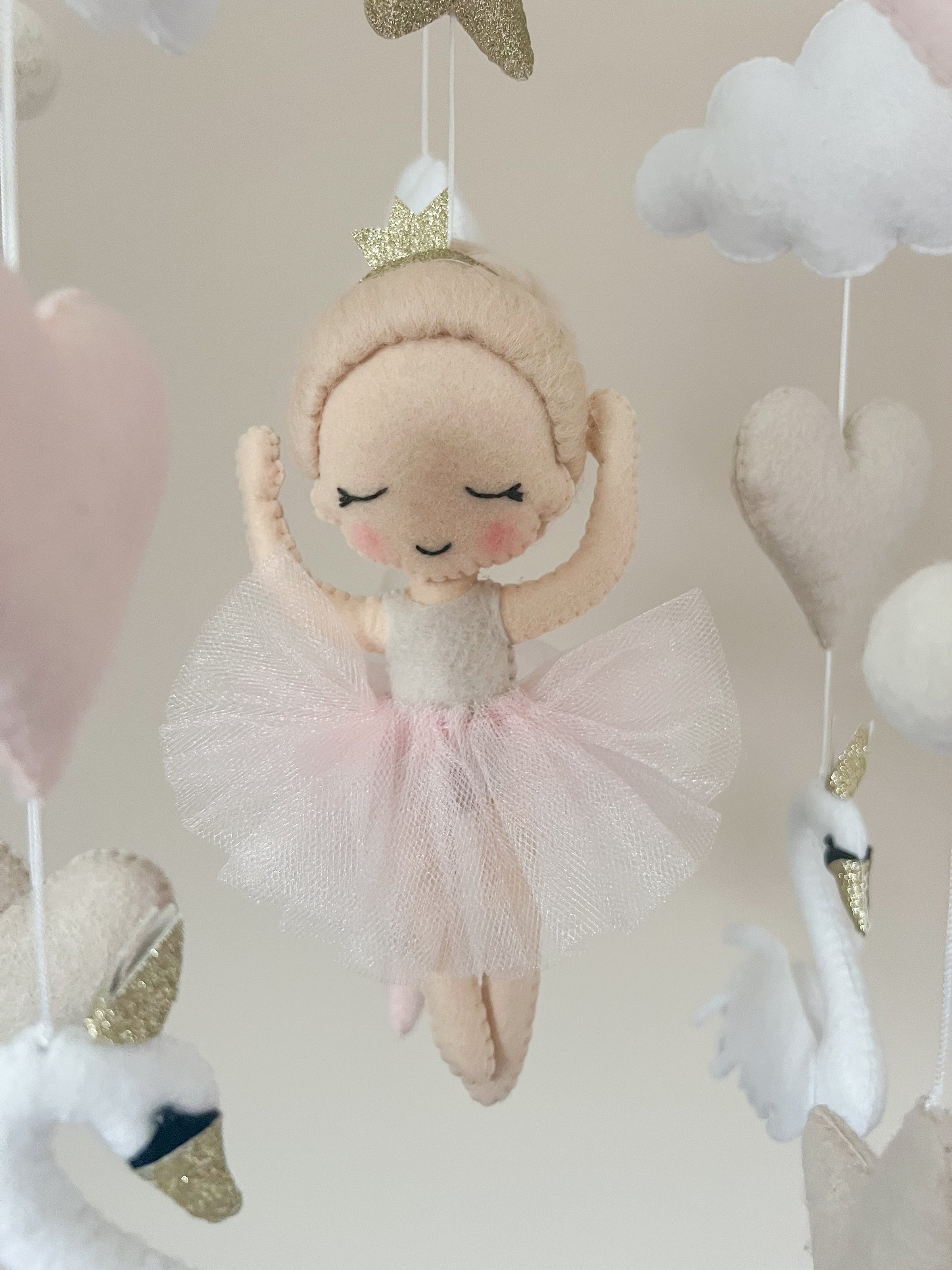 Mobilé „Ballerina“ mit Schwänen in rosa
